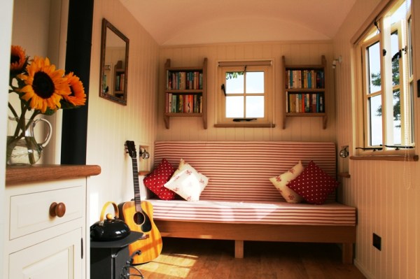 20141206sa-shepherds-hut-wagon-retreat-tiny-house-interior-example-007 ...
